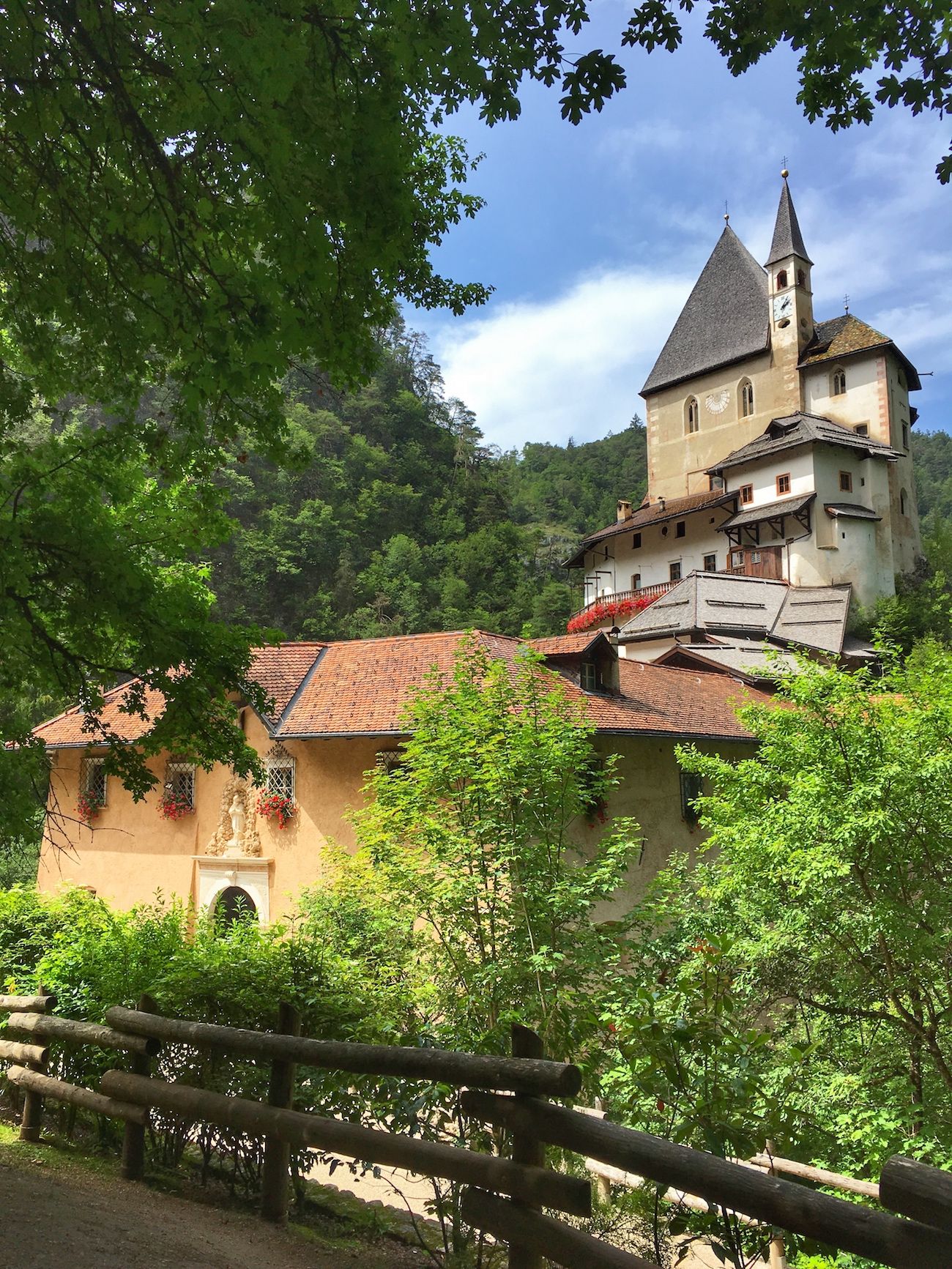 L’eremo di San Romedio dalla terra al cielo e ritorno