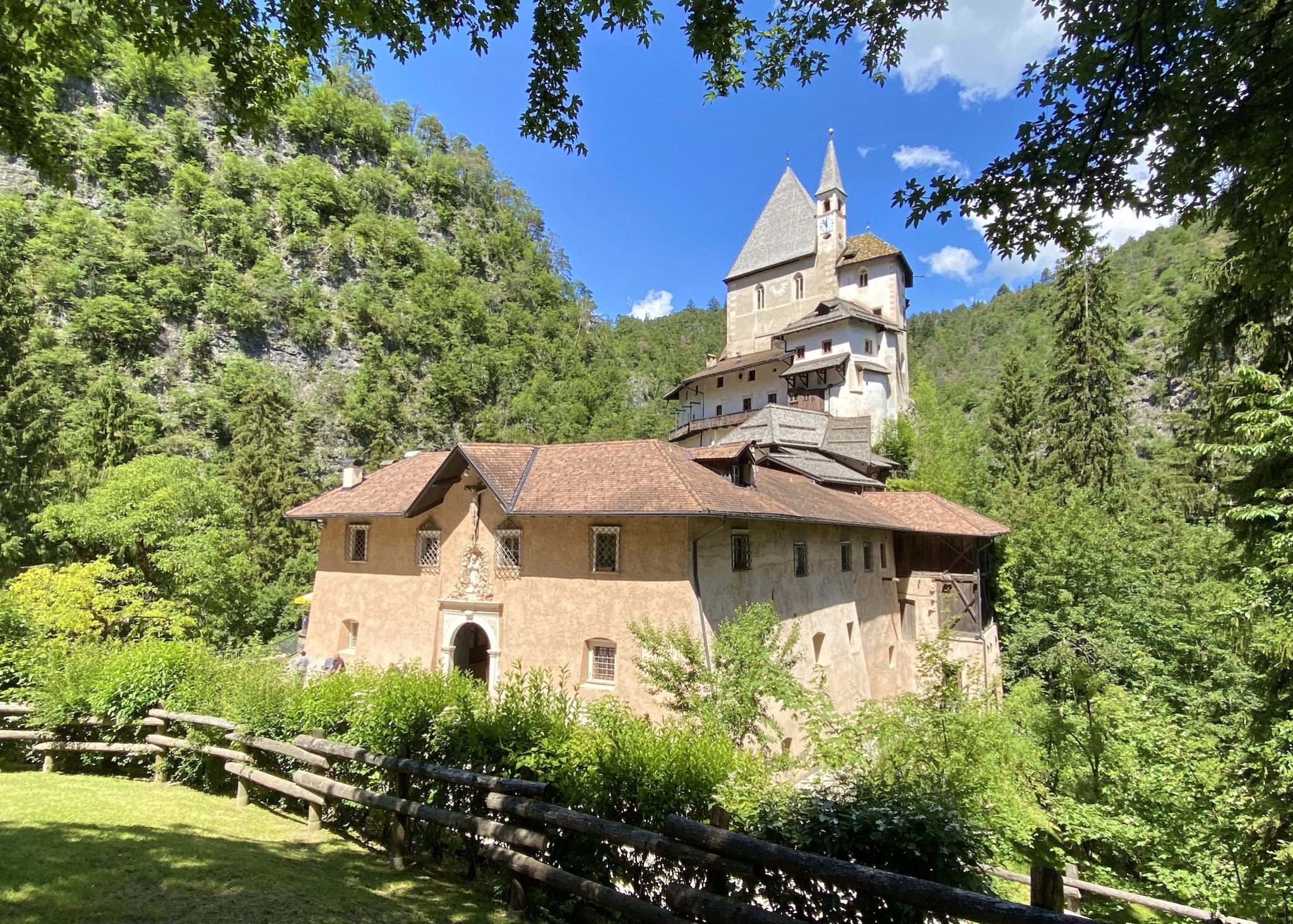 Tutto quello che devi sapere su San Romedio in Val di Non