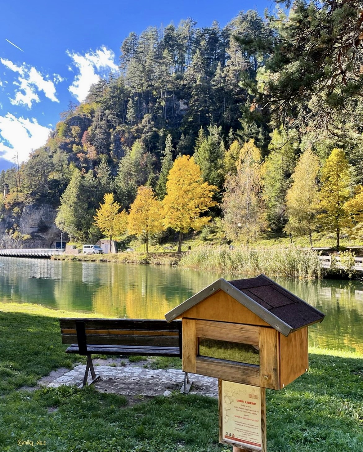 Il lago Smeraldo e la passeggiata del burrone in autunno