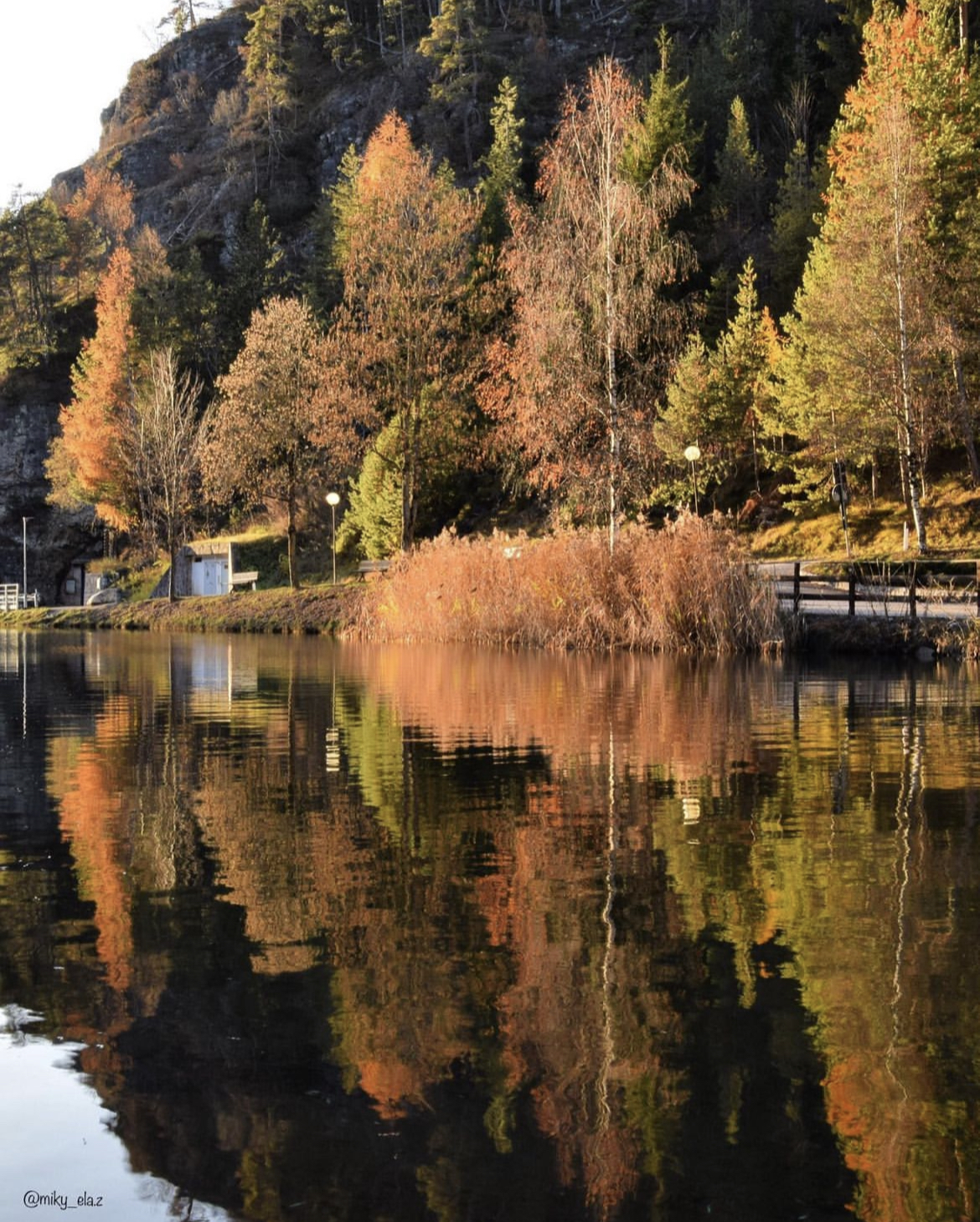 Il lago Smeraldo e la passeggiata del burrone in autunno