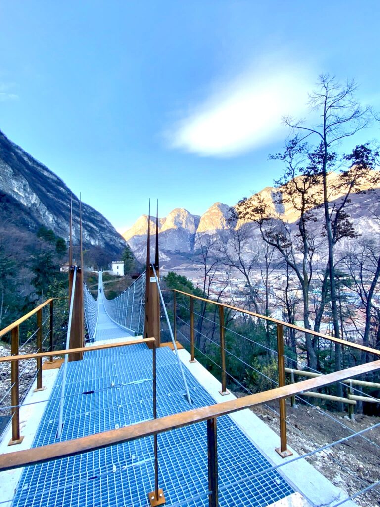 Il lungo ponte sospeso di Mezzolombardo da non perdere
